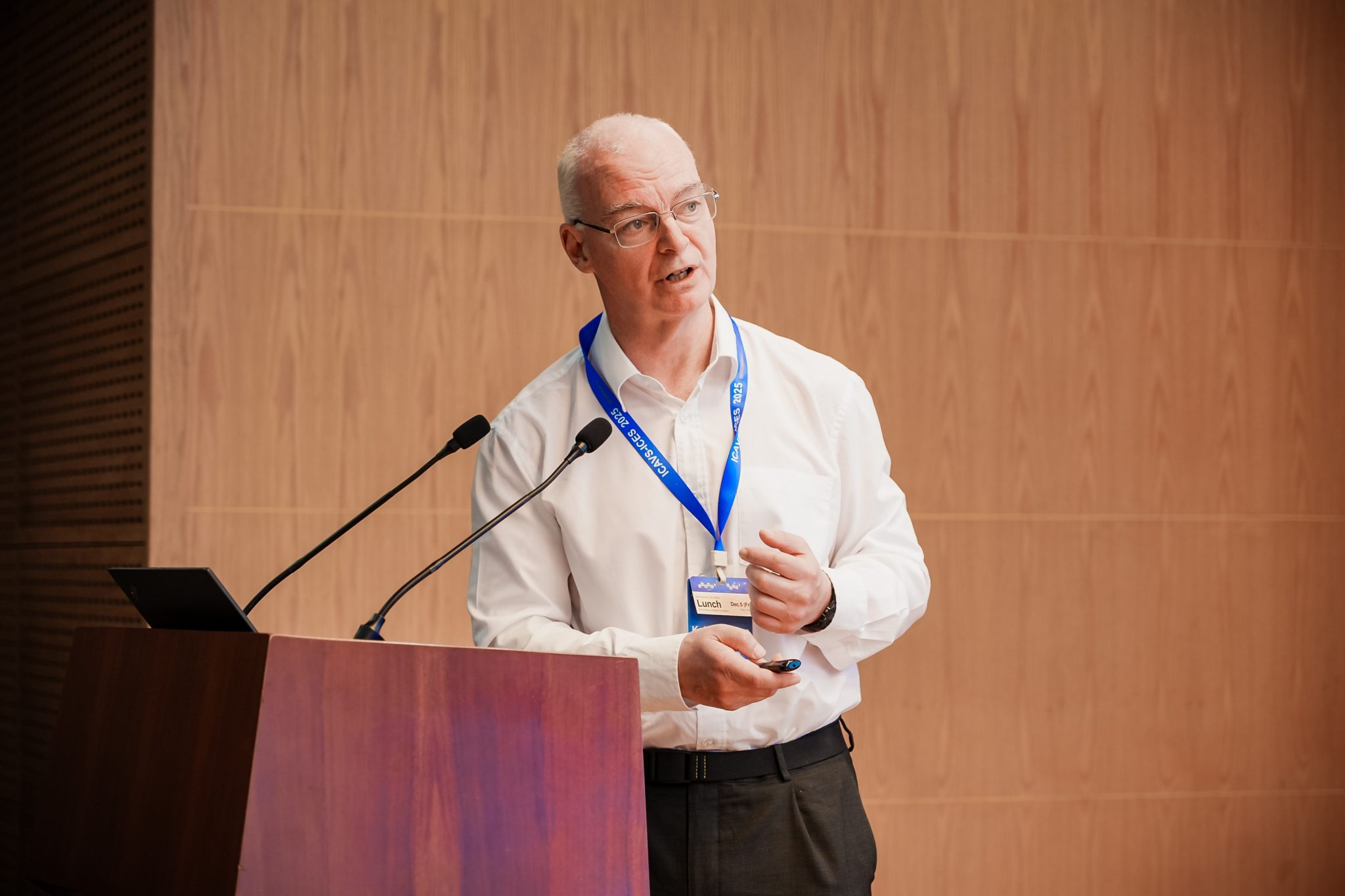Keith gives invited talk at ICAVS – Keith Gordon Research Group